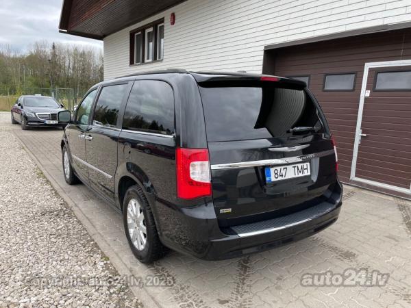 Black Chrysler town-&-country 2013 in Voru, with an engine capacity of 3.60 L and mileage of 257 thousand km for 5500 €, photo 5 on AUTOMOTO.COM.LV