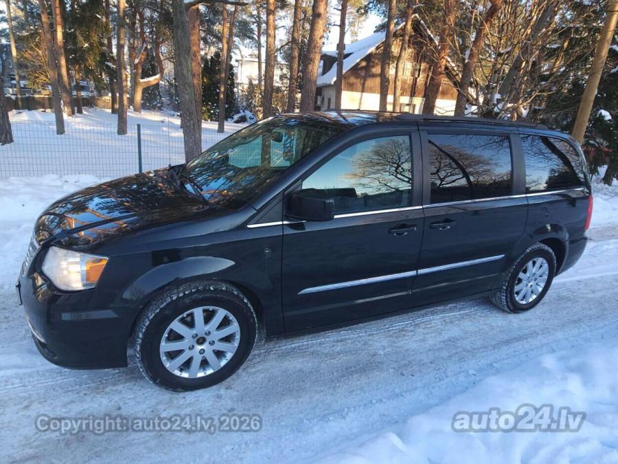Black Chrysler town-&-country 2014 in Tallinn, with an engine capacity of 3.60 L and mileage of 260 thousand km for 8800 €, photo 3 on AUTOMOTO.COM.LV