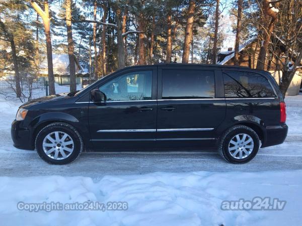 Black Chrysler town-&-country 2014 in Tallinn, with an engine capacity of 3.60 L and mileage of 260 thousand km for 8800 €, photo 4 on AUTOMOTO.COM.LV