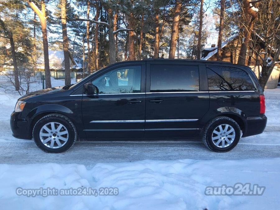Black Chrysler town-&-country 2014 in Tallinn, with an engine capacity of 3.60 L and mileage of 260 thousand km for 8800 €, photo 4 on AUTOMOTO.COM.LV
