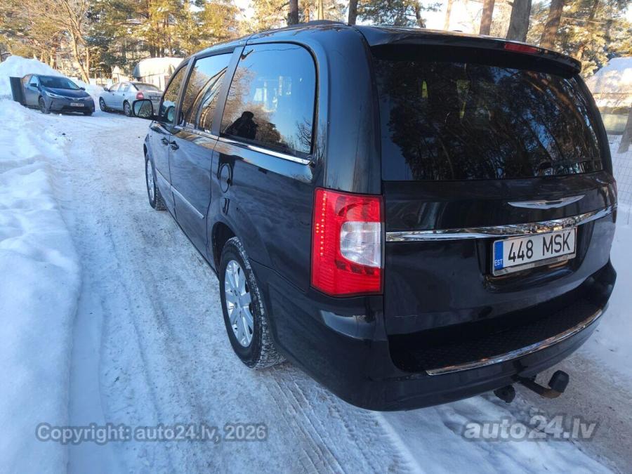 Black Chrysler town-&-country 2014 in Tallinn, with an engine capacity of 3.60 L and mileage of 260 thousand km for 8800 €, photo 5 on AUTOMOTO.COM.LV