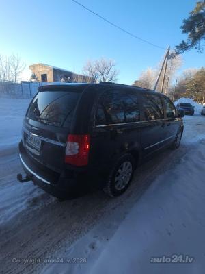 Black Chrysler town-&-country 2014 in Tallinn, with an engine capacity of 3.60 L and mileage of 260 thousand km for 8800 €, photo 6 on AUTOMOTO.COM.LV