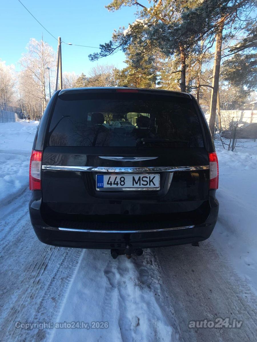 Black Chrysler town-&-country 2014 in Tallinn, with an engine capacity of 3.60 L and mileage of 260 thousand km for 8800 €, photo 7 on AUTOMOTO.COM.LV
