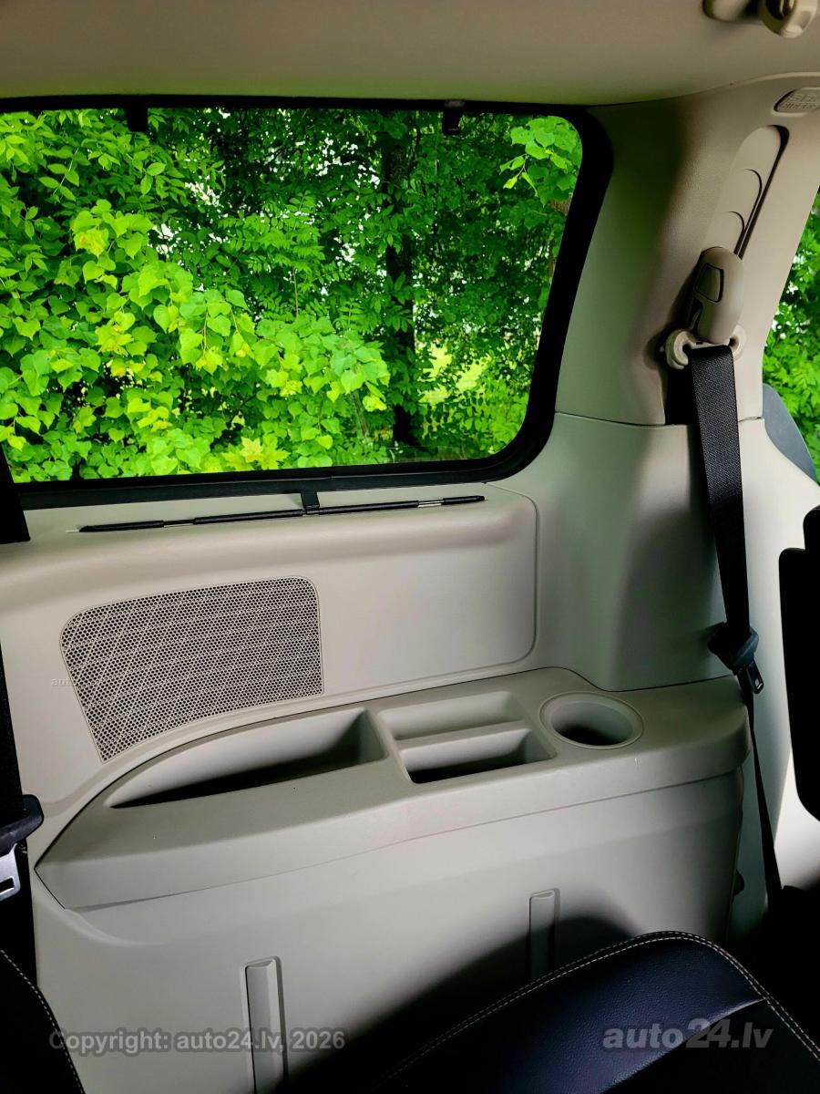 Melns Chrysler town-&-country 2014 Tartu, ar dzinēja tilpumu 3.60 L un nobraukumu 235 tūkst. km par 7500 €, foto 13 vietnē AUTOMOTO.COM.LV