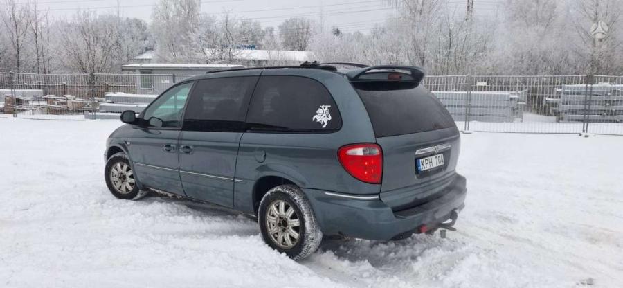 Zils Chrysler town-&-country 2005 Kauņa, ar dzinēja tilpumu 3.80 L un nobraukumu 285 tūkst. km par 2200 €, foto 2 vietnē AUTOMOTO.COM.LV
