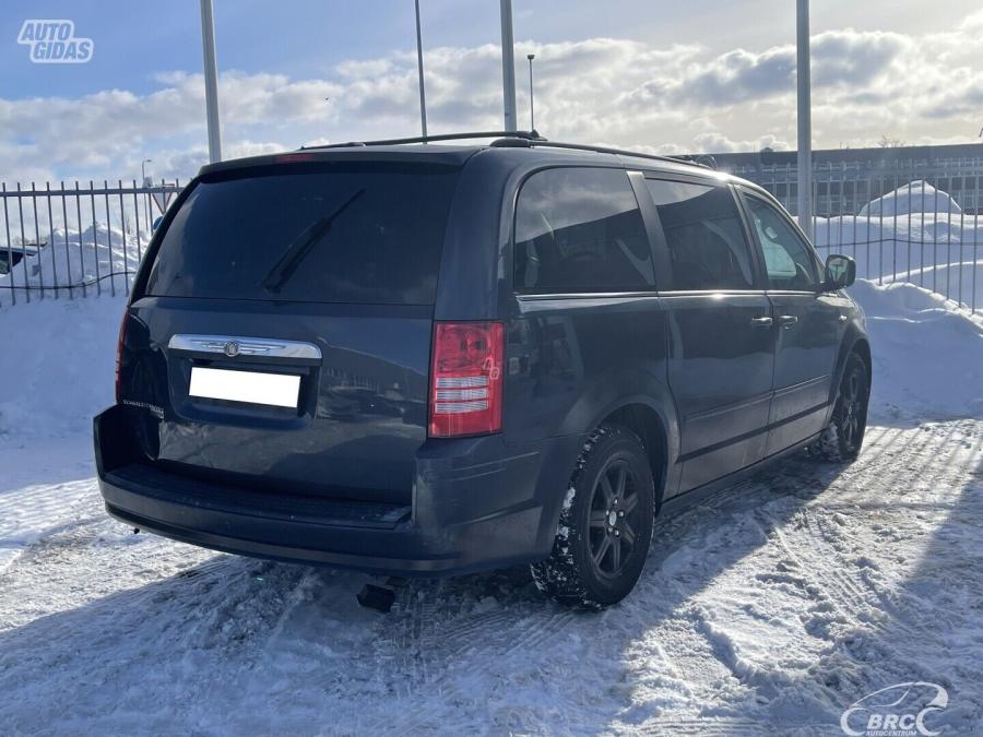 Blue Chrysler town-&-country 2008 in Avizieniai, with an engine capacity of 3.80 L and mileage of 258 thousand km for 1500 €, photo 2 on AUTOMOTO.COM.LV
