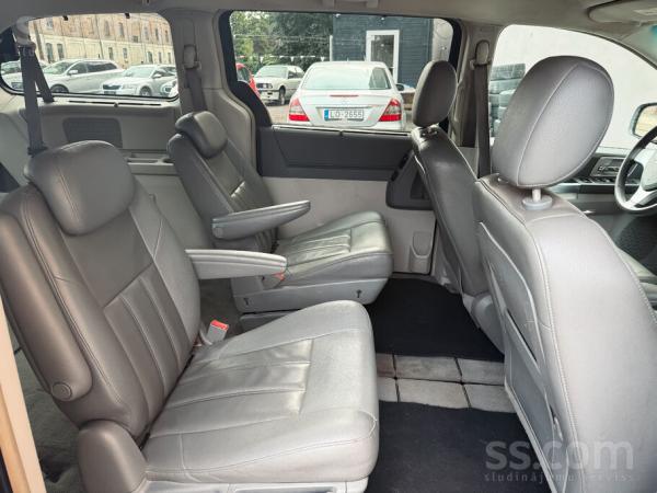 Zils Chrysler town-&-country 2008 Rīga, ar dzinēja tilpumu 3.80 L un nobraukumu 211 tūkst. km par 2950 €, foto 9 vietnē AUTOMOTO.COM.LV