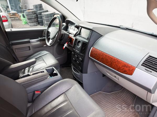 Blue Chrysler town-&-country 2008 in Riga, with an engine capacity of 3.80 L and mileage of 211 thousand km for 2950 €, photo 8 on AUTOMOTO.COM.LV