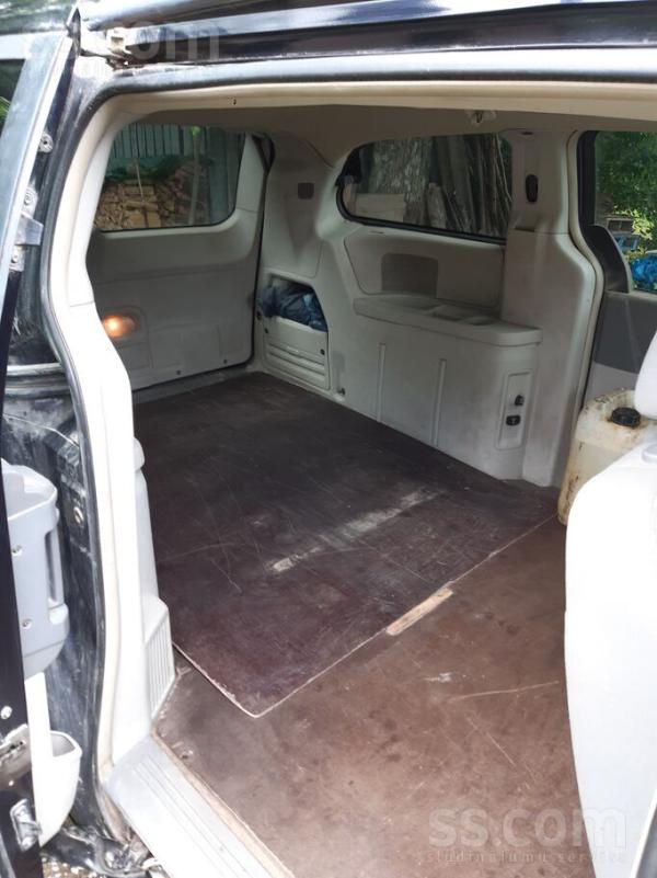 Zils Chrysler town-&-country 2010 Liepāja, ar dzinēja tilpumu 3.80 L un nobraukumu 214 tūkst. km par 4000 €, foto 3 vietnē AUTOMOTO.COM.LV