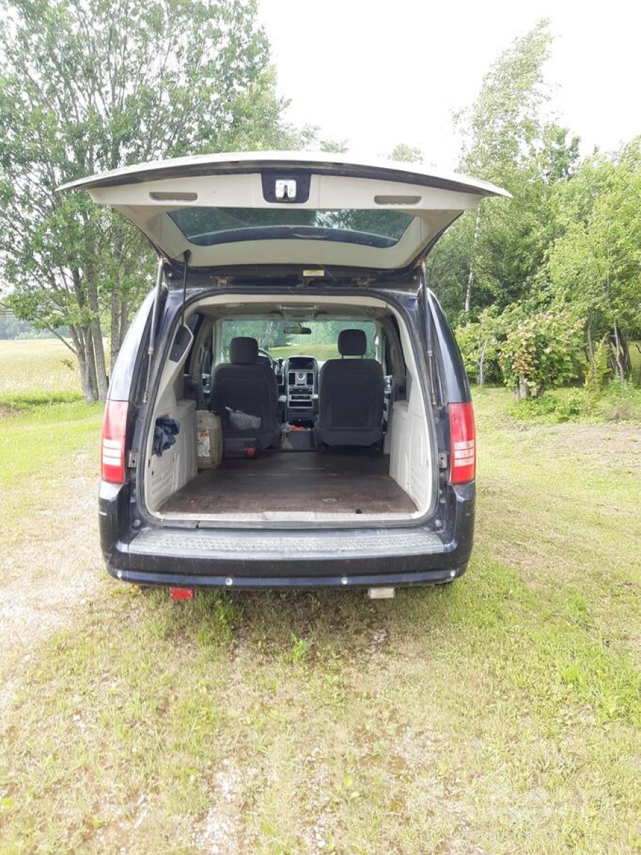 Blue Chrysler town-&-country 2010 in Liepaja, with an engine capacity of 3.80 L and mileage of 214 thousand km for 4000 €, photo 9 on AUTOMOTO.COM.LV