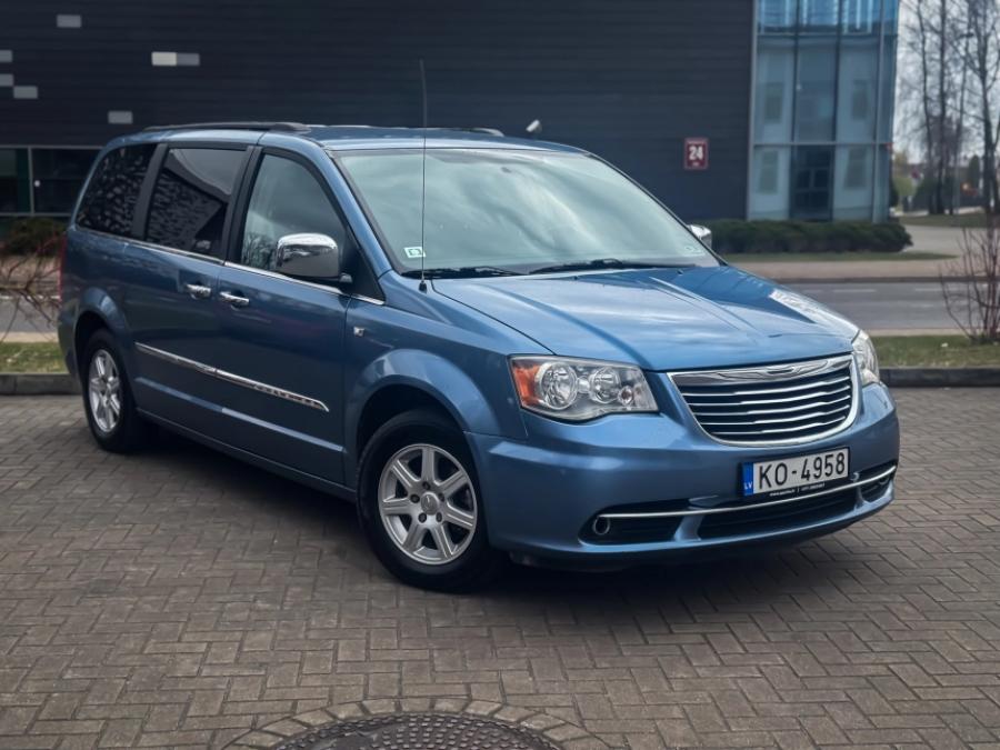 Zils Chrysler town-&-country 2011 Rīga, ar dzinēja tilpumu 3.60 L un nobraukumu 215 tūkst. km par 6995 €, foto 1 vietnē AUTOMOTO.COM.LV