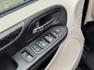 Zils Chrysler town-&-country 2011 Rīga, ar dzinēja tilpumu 3.60 L un nobraukumu 215 tūkst. km par 6995 €, foto 5 vietnē AUTOMOTO.COM.LV