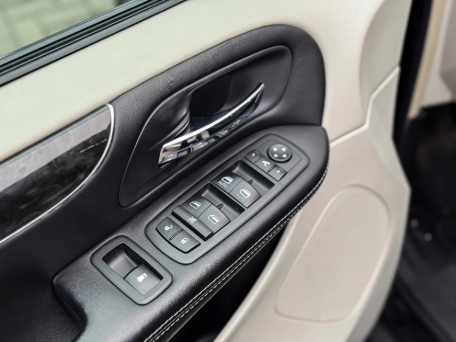 Zils Chrysler town-&-country 2011 Rīga, ar dzinēja tilpumu 3.60 L un nobraukumu 215 tūkst. km par 6995 €, foto 5 vietnē AUTOMOTO.COM.LV