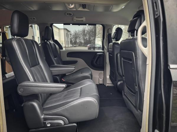 Zils Chrysler town-&-country 2011 Rīga, ar dzinēja tilpumu 3.60 L un nobraukumu 215 tūkst. km par 6995 €, foto 5 vietnē AUTOMOTO.COM.LV