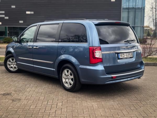 Zils Chrysler town-&-country 2011 Rīga, ar dzinēja tilpumu 3.60 L un nobraukumu 215 tūkst. km par 6995 €, foto 9 vietnē AUTOMOTO.COM.LV
