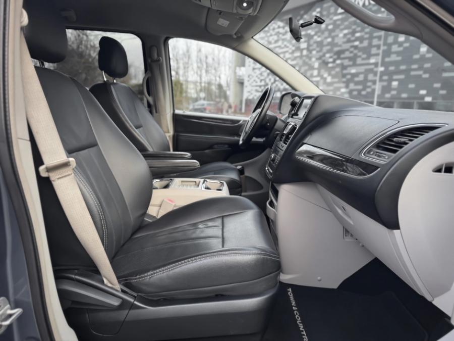 Zils Chrysler town-&-country 2011 Rīga, ar dzinēja tilpumu 3.60 L un nobraukumu 215 tūkst. km par 6995 €, foto 21 vietnē AUTOMOTO.COM.LV
