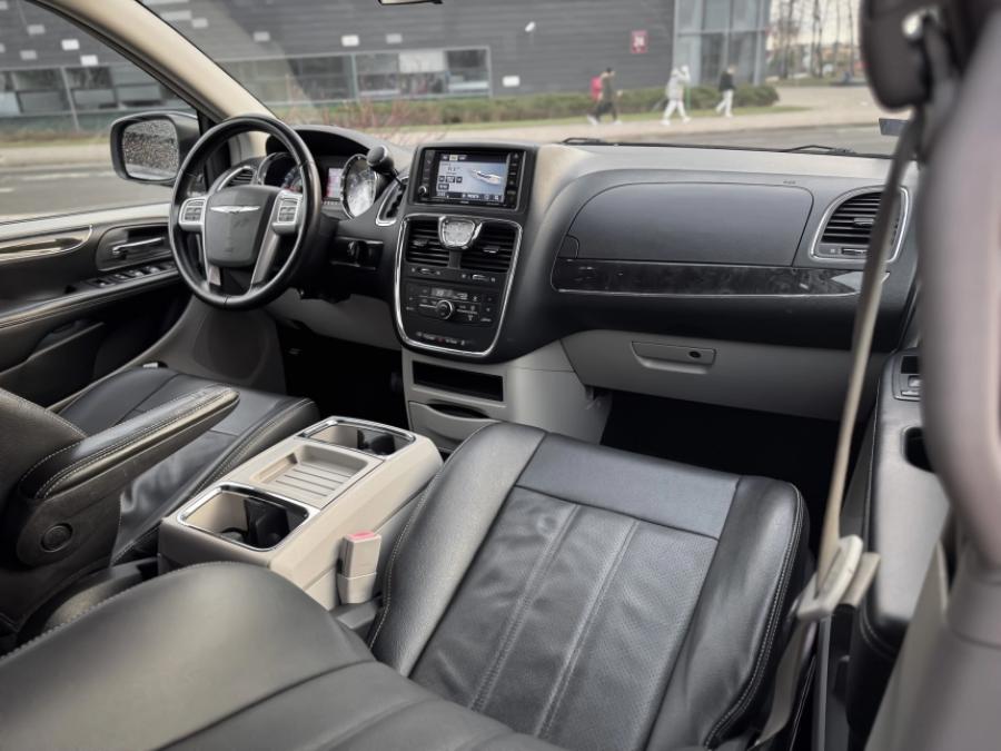 Zils Chrysler town-&-country 2011 Rīga, ar dzinēja tilpumu 3.60 L un nobraukumu 215 tūkst. km par 6995 €, foto 23 vietnē AUTOMOTO.COM.LV