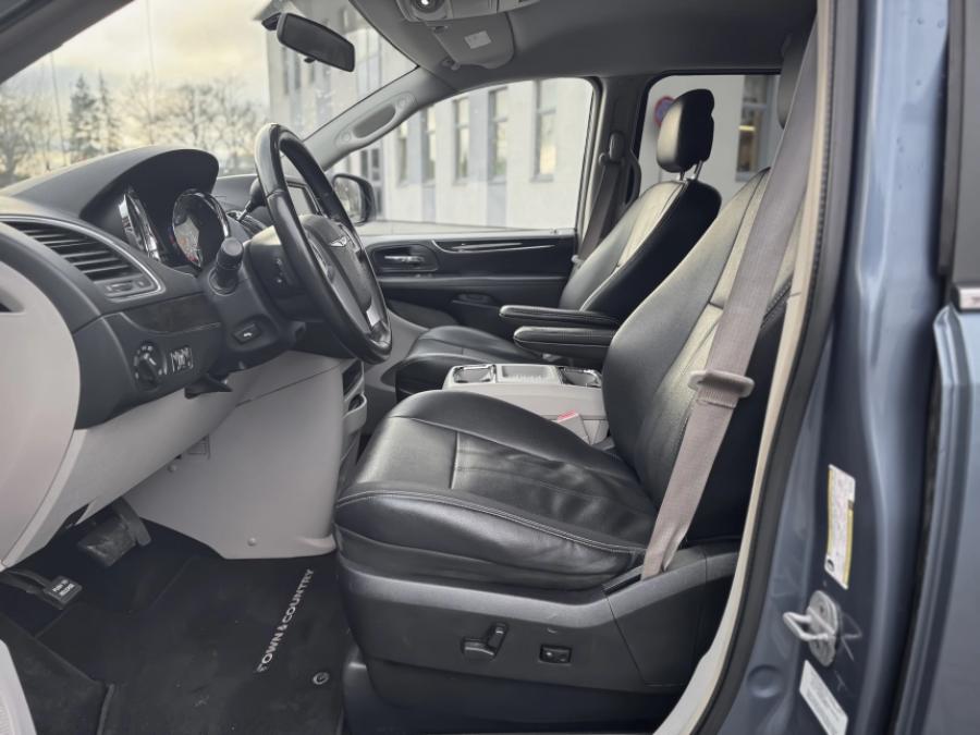 Zils Chrysler town-&-country 2011 Rīga, ar dzinēja tilpumu 3.60 L un nobraukumu 215 tūkst. km par 6995 €, foto 24 vietnē AUTOMOTO.COM.LV