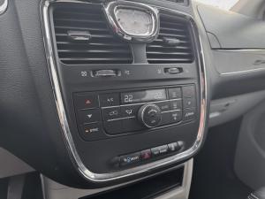 Zils Chrysler town-&-country 2011 Rīga, ar dzinēja tilpumu 3.60 L un nobraukumu 215 tūkst. km par 6995 €, foto 25 vietnē AUTOMOTO.COM.LV