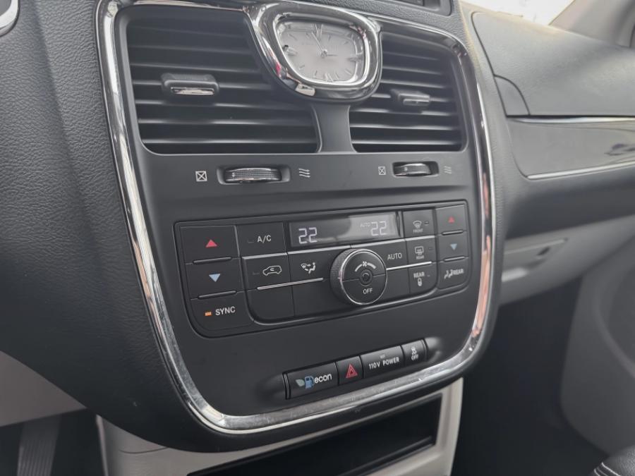 Zils Chrysler town-&-country 2011 Rīga, ar dzinēja tilpumu 3.60 L un nobraukumu 215 tūkst. km par 6995 €, foto 25 vietnē AUTOMOTO.COM.LV