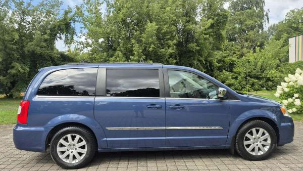 Blue Chrysler town-&-country 2012 in Klaipeda, with an engine capacity of 3.60 L and mileage of 267 thousand km for 5900 €, photo 3 on AUTOMOTO.COM.LV