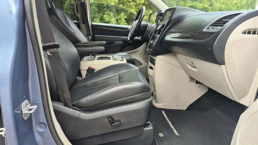 Zils Chrysler town-&-country 2012 Klaipėda, ar dzinēja tilpumu 3.60 L un nobraukumu 267 tūkst. km par 5900 €, foto 24 vietnē AUTOMOTO.COM.LV