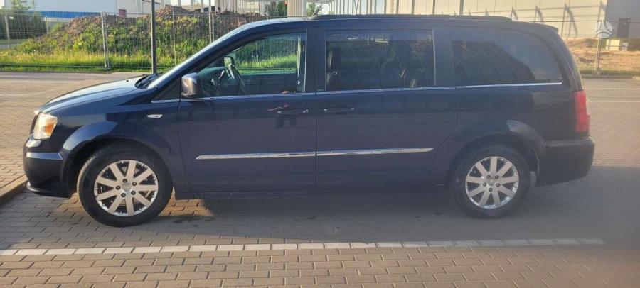 Zils Chrysler town-&-country 2013 Kauņa, ar dzinēja tilpumu 3.60 L un nobraukumu 221 tūkst. km par 6900 €, foto 5 vietnē AUTOMOTO.COM.LV