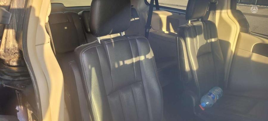 Zils Chrysler town-&-country 2013 Kauņa, ar dzinēja tilpumu 3.60 L un nobraukumu 221 tūkst. km par 6900 €, foto 7 vietnē AUTOMOTO.COM.LV