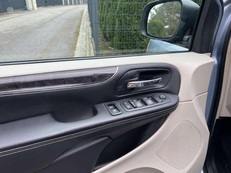 Blue Chrysler town-&-country 2013 in Vilnius, with an engine capacity of 3.60 L and mileage of 216 thousand km for 4999 €, photo 11 on AUTOMOTO.COM.LV