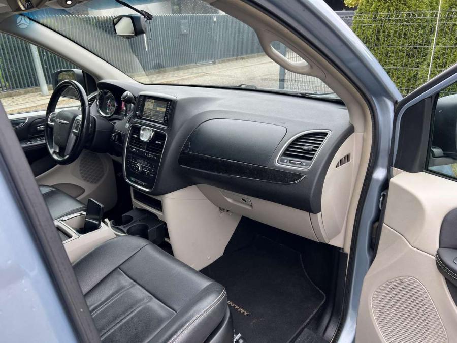 Blue Chrysler town-&-country 2013 in Vilnius, with an engine capacity of 3.60 L and mileage of 216 thousand km for 4999 €, photo 13 on AUTOMOTO.COM.LV