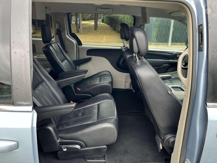 Blue Chrysler town-&-country 2013 in Vilnius, with an engine capacity of 3.60 L and mileage of 216 thousand km for 4999 €, photo 17 on AUTOMOTO.COM.LV