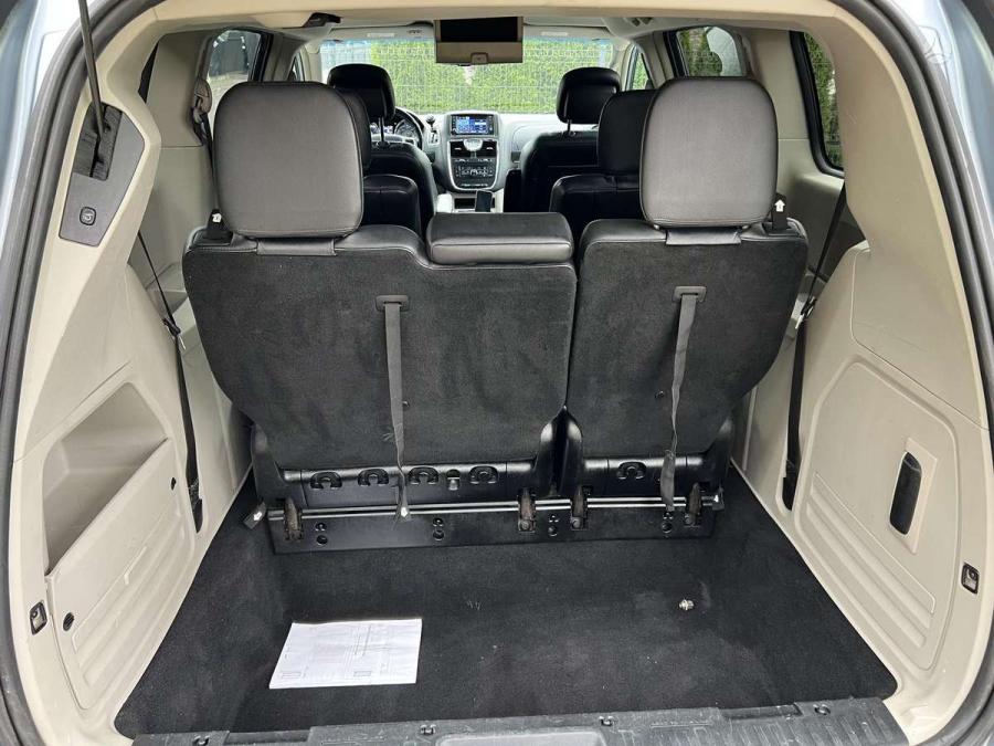 Blue Chrysler town-&-country 2013 in Vilnius, with an engine capacity of 3.60 L and mileage of 216 thousand km for 4999 €, photo 23 on AUTOMOTO.COM.LV
