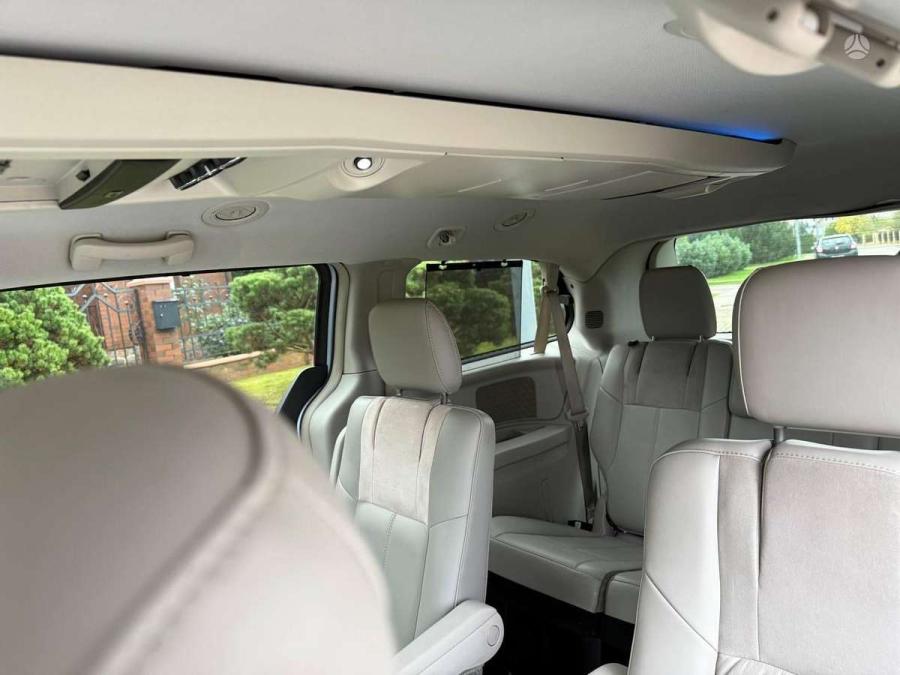 Blue Chrysler town-&-country 2014 in Klaipeda, with an engine capacity of 3.60 L and mileage of 177 thousand km for 8900 €, photo 34 on AUTOMOTO.COM.LV