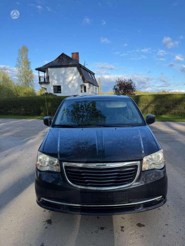 Blue Chrysler town-&-country 2014 in Riga, with an engine capacity of 3.78 L and mileage of 98 thousand km for 5300 €, photo 5 on AUTOMOTO.COM.LV