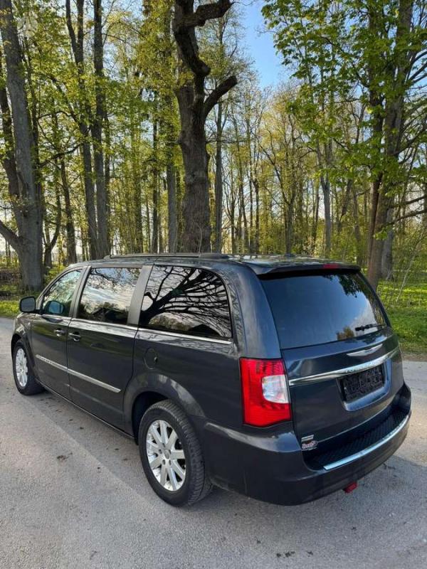 Blue Chrysler town-&-country 2014 in Riga, with an engine capacity of 3.78 L and mileage of 98 thousand km for 5300 €, photo 6 on AUTOMOTO.COM.LV
