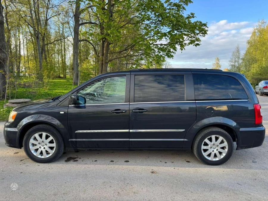 Zils Chrysler town-&-country 2014 Rīga, ar dzinēja tilpumu 3.78 L un nobraukumu 98 tūkst. km par 5300 €, foto 7 vietnē AUTOMOTO.COM.LV
