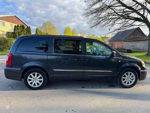 Blue Chrysler town-&-country 2014 in Riga, with an engine capacity of 3.78 L and mileage of 98 thousand km for 5300 €, photo 8 on AUTOMOTO.COM.LV