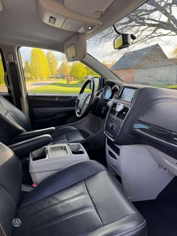 Blue Chrysler town-&-country 2014 in Riga, with an engine capacity of 3.78 L and mileage of 98 thousand km for 5300 €, photo 10 on AUTOMOTO.COM.LV