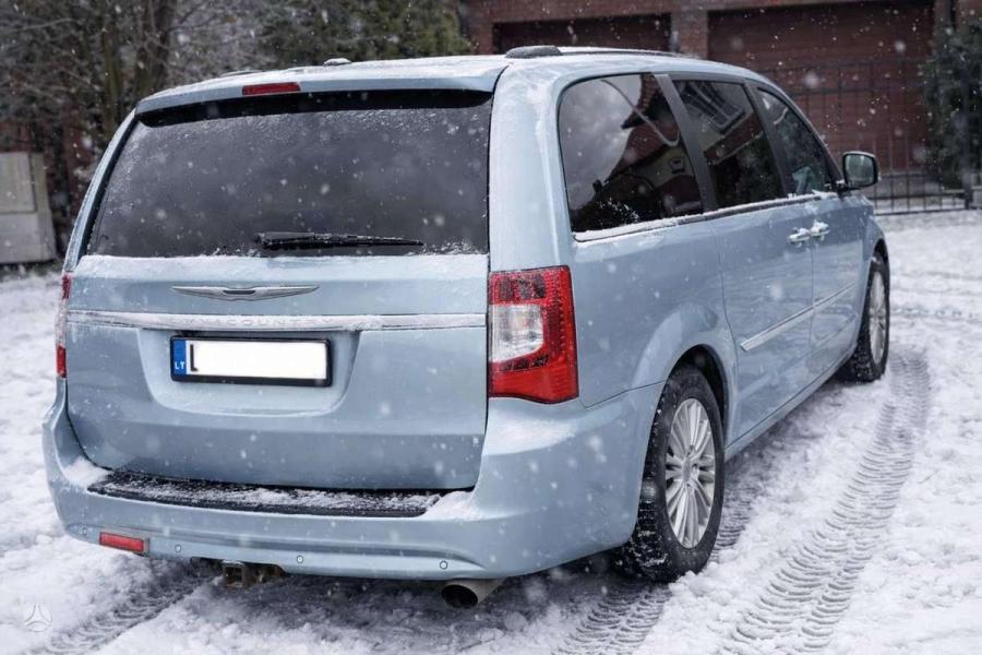 Blue Chrysler town-&-country 2014 in Klaipeda, with an engine capacity of 3.60 L and mileage of 177 thousand km for 8800 €, photo 3 on AUTOMOTO.COM.LV