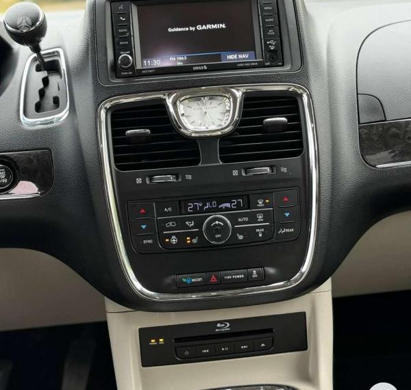 Zils Chrysler town-&-country 2014 Klaipėda, ar dzinēja tilpumu 3.60 L un nobraukumu 177 tūkst. km par 8550 €, foto 7 vietnē AUTOMOTO.COM.LV