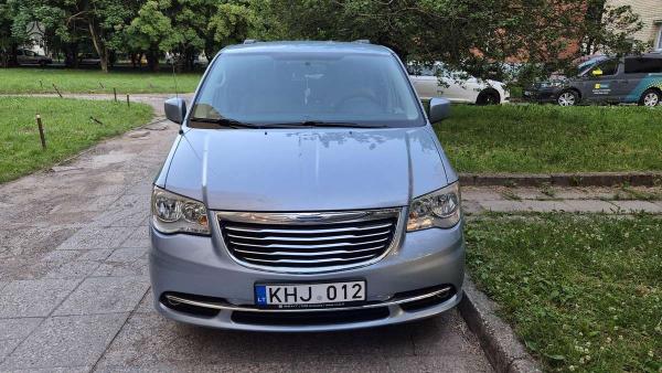 Blue Chrysler town-&-country 2014 in Kaunas, with an engine capacity of 3.61 L and mileage of 166 thousand km for 7800 €, photo 1 on AUTOMOTO.COM.LV