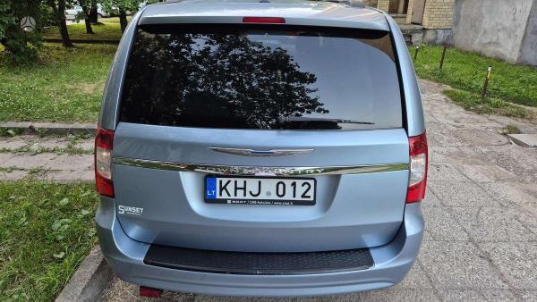 Blue Chrysler town-&-country 2014 in Kaunas, with an engine capacity of 3.61 L and mileage of 166 thousand km for 7800 €, photo 6 on AUTOMOTO.COM.LV