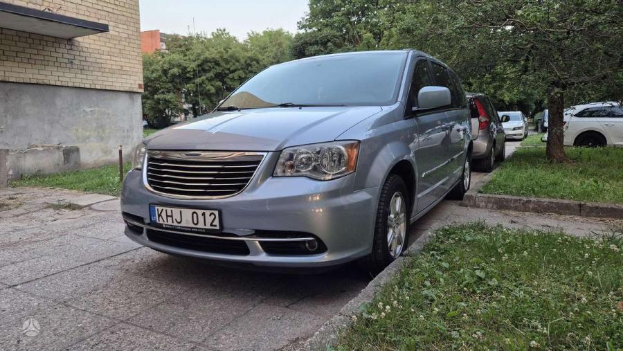 Zils Chrysler town-&-country 2014 Kauņa, ar dzinēja tilpumu 3.61 L un nobraukumu 166 tūkst. km par 7800 €, foto 4 vietnē AUTOMOTO.COM.LV