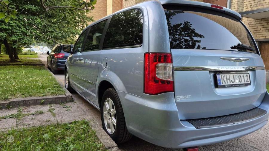 Zils Chrysler town-&-country 2014 Kauņa, ar dzinēja tilpumu 3.61 L un nobraukumu 166 tūkst. km par 7800 €, foto 5 vietnē AUTOMOTO.COM.LV