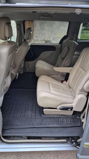 Zils Chrysler town-&-country 2014 Kauņa, ar dzinēja tilpumu 3.61 L un nobraukumu 166 tūkst. km par 7800 €, foto 14 vietnē AUTOMOTO.COM.LV