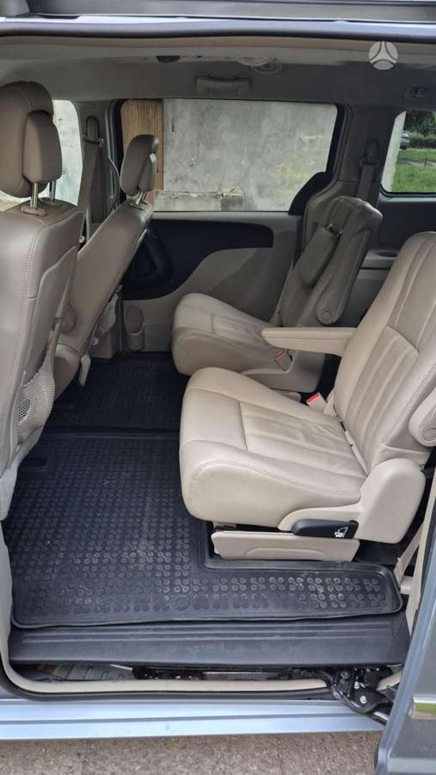 Zils Chrysler town-&-country 2014 Kauņa, ar dzinēja tilpumu 3.61 L un nobraukumu 166 tūkst. km par 7800 €, foto 14 vietnē AUTOMOTO.COM.LV