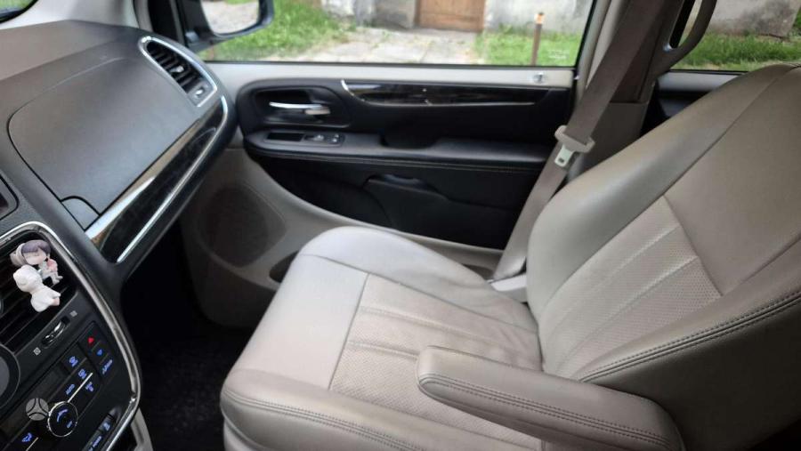 Zils Chrysler town-&-country 2014 Kauņa, ar dzinēja tilpumu 3.61 L un nobraukumu 166 tūkst. km par 7800 €, foto 16 vietnē AUTOMOTO.COM.LV
