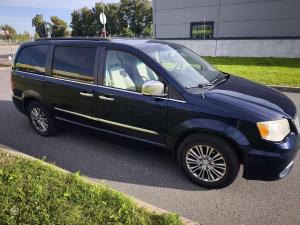 Zils Chrysler town-&-country 2014 Viļņa, ar dzinēja tilpumu 3.60 L un nobraukumu 21 tūkst. km par 6900 €, foto  vietnē AUTOMOTO.COM.LV