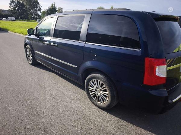 Chrysler town-&-country 2014 Viļņa vietnē Zils Chrysler town-&-country 2014 Viļņa, ar dzinēja tilpumu 3.60 L un nobraukumu 21 tūkst. km par 6900 €, foto 8 vietnē AUTOMOTO.COM.LV