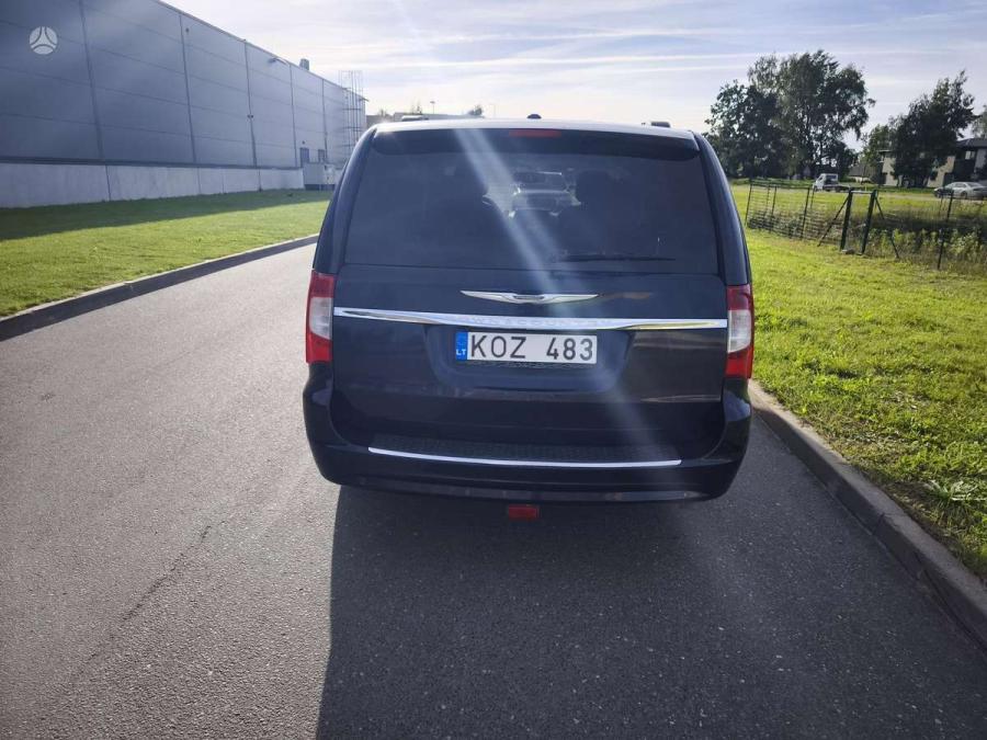 Zils Chrysler town-&-country 2014 Viļņa, ar dzinēja tilpumu 3.60 L un nobraukumu 21 tūkst. km par 6900 €, foto 9 vietnē AUTOMOTO.COM.LV